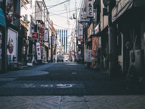 무료 이미지 거리 골목 도로 도시 지역 이웃 레인 하부 구조 인간 정착 스냅 사진 하늘 시티 노면 도심