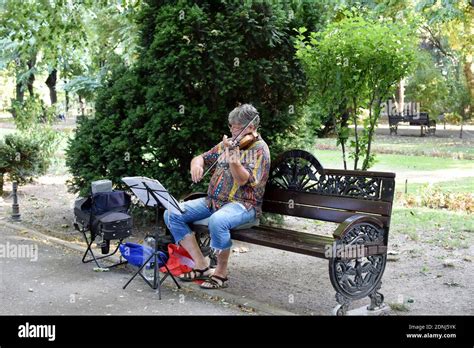 Vieilles Personnes Assises Sur Un Banc Banque De Photographies Et D