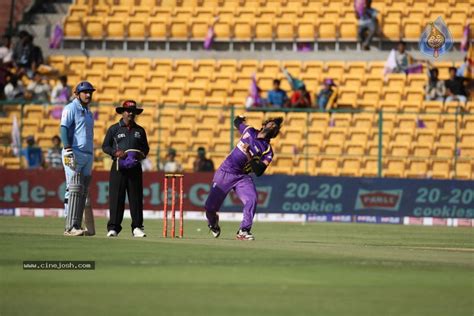 Bhojpuri Dabanggs Vs Bengal Tigers Match Photos Photo 69 Of 71
