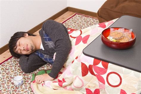 冬の風物詩「こたつ」 ― 伝統的日本家屋の構造が誕生させた日本式暖房テーブル Goin Japanesque