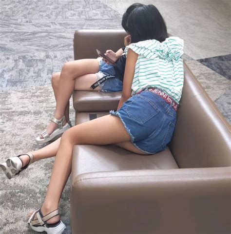 【画像】jsさん、とんでもない格好でイオンに来てしまう ひえたコッペパン