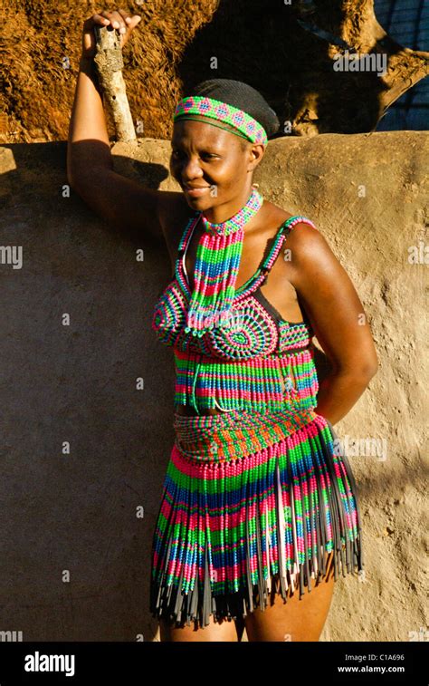 Zulu Girl Zulu Woman Fotos Und Bildmaterial In Hoher Auflösung Alamy