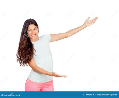 Jolie Fille Avec Le Pantalon Rose Montrant Quelque Chose Avec Ses Bras