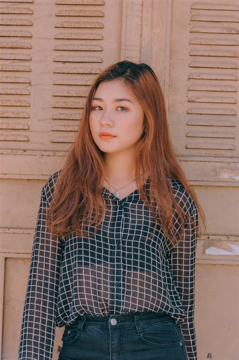 무료 이미지 의류 아름다움 격자 무늬의 유행 청바지 블라우스 목 어깨 디자인 갈색 머리 겉옷 긴 머리