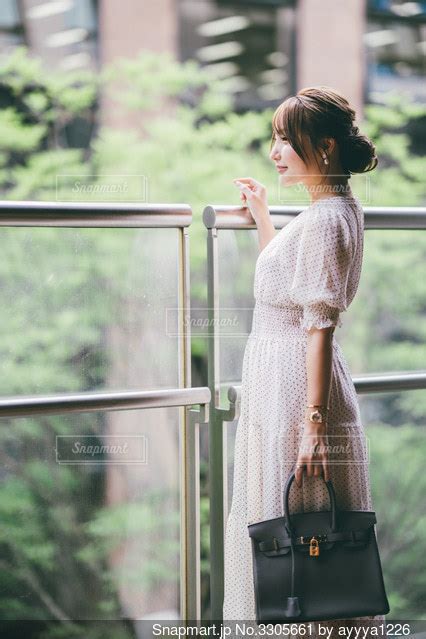 窓の前に立っている人の写真・画像素材[3305661] Snapmart（スナップマート）