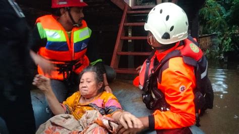 Banjir Jeneponto Capai 2 Meter Lansia Dievakuasi