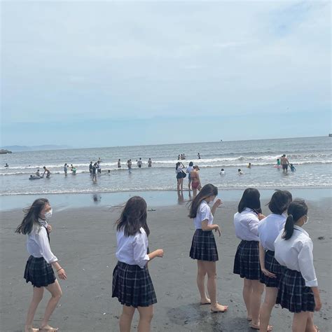 【画像】jkさん、何故か制服で海水浴場に来てしまうw