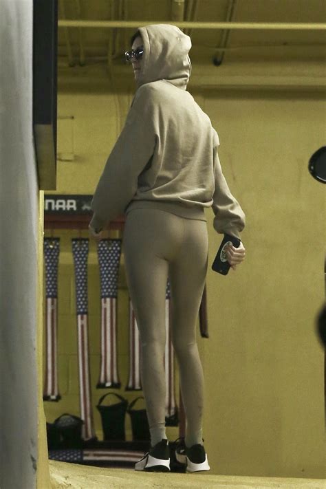 Kendall Jenner Showed Off Significant Cameltoe In Tight Leggings 24