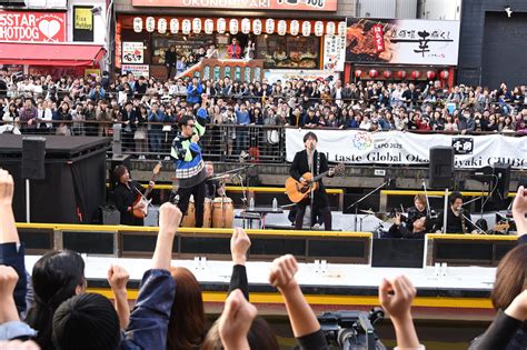 コブクロ、「ベストヒット歌謡祭」大阪・道頓堀 船上ライブ収録に5000人が騒然 Musicman