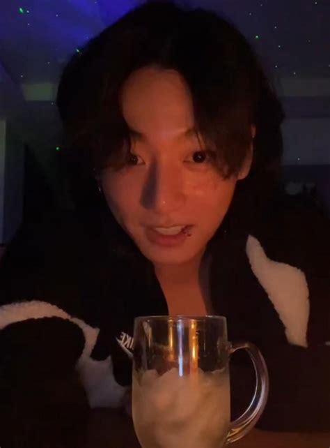 [bts News] 방탄소년단 정국 개인 라이브 방송만 켜면 시청자 수 1000만 명 돌파→트위터 140개국 실트 1위