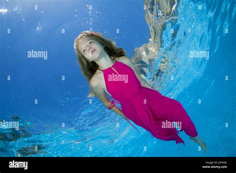 Schone Teen Girl Posiert Unter Wasser Fotos Und Bildmaterial In Hoher