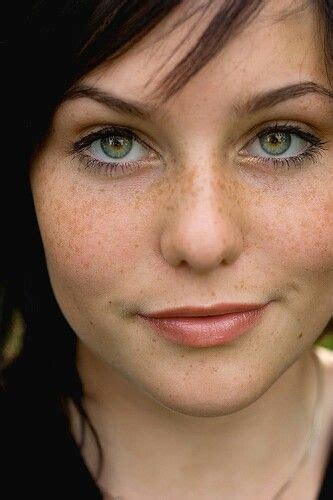 Amazing Green Eyes Beautiful Freckles Gorgeous Eyes Women With Freckles