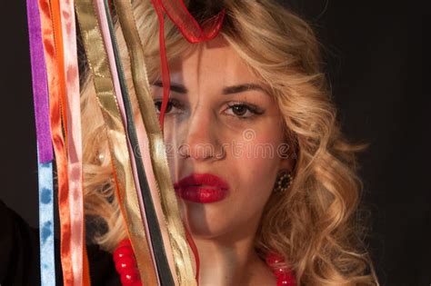 Muchacha Rubia Muy Sensual Y Hermosa Con Los Ojos Azules Y El Li Rojo