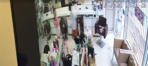 Câmera Flagra Ação De Bandido Dentro De Salão De Beleza Em Vitória A