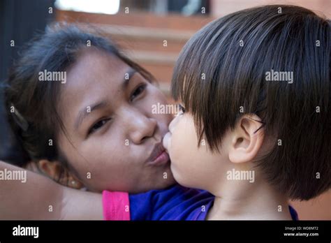 Enfant Qui Embrasse Sa Mere Banque De Photographies Et Dimages à Haute