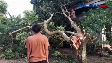 Hujan Deras Disertai Angin Kencang Rusak Belasan Rumah Di Lampung