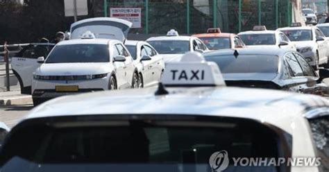 휴대전화 빌려주세요…택시기사들 계좌서 1억 빼간 손님