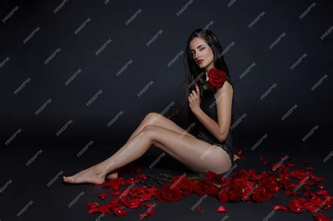 Brune Sexy Avec Un Bouquet De Roses Rouges Sur Le Sol Cheveux Longs