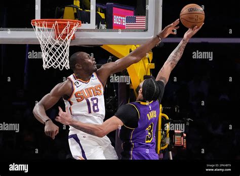 Los Angeles Lakers Forward Anthony Davis Right Shoots As Phoenix Suns