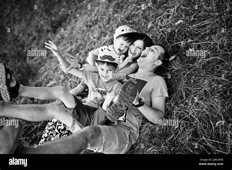 Maman Heureuse Avec Ses Deux Enfants Banque Dimages Noir Et Blanc Alamy