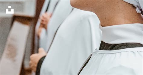 검은 색과 은색 도구를 들고 흰색 드레스 셔츠를 입은 사람 사진 Unsplash의 무료 종교 이미지