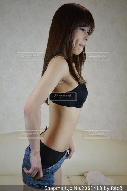 服を脱ぐ女性の写真・画像素材[2061413] Snapmart（スナップマート）