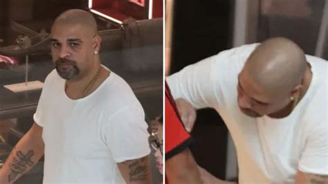 Adriano Imperador Atende Fãs Durante Passeio Em Shopping Com A Namorada