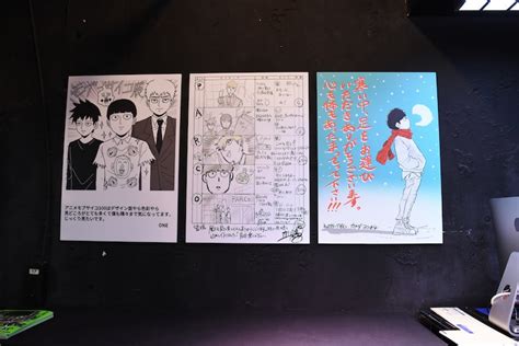 「モブサイコ100 Ii Exhibition」の様子。入り口には原作者のone、アニメの監督を務める立川譲、キャラクターデザインを務める亀田