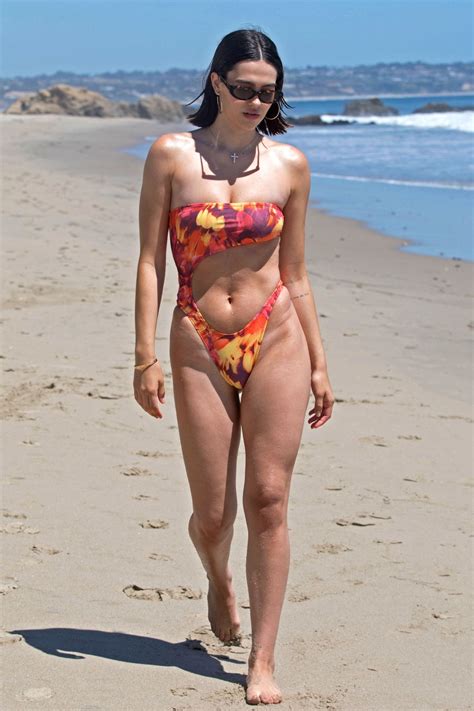 Hot Sisters Hamlin Showed Their Sexy Bodies On The Beach In A Bikini