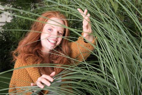 La Bella Donna Dai Capelli Rossi Con Il Maglione Arancio Si Siede Sul