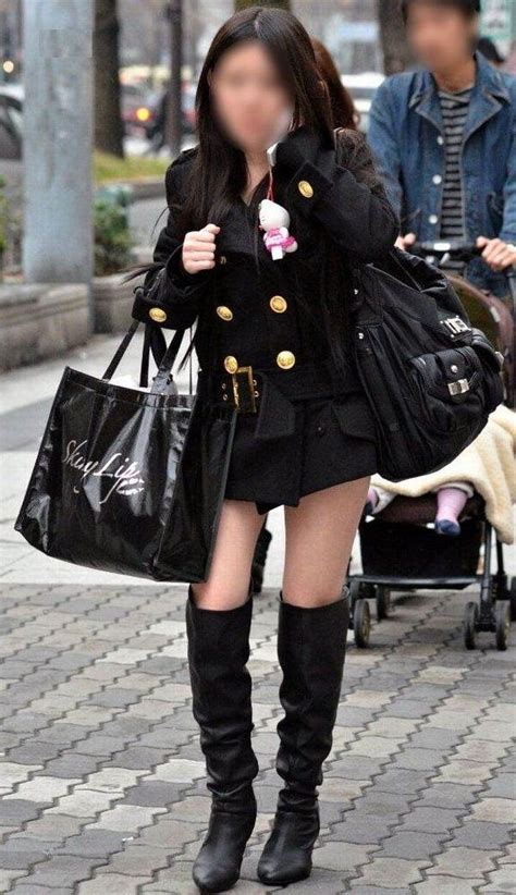 【コート街撮り盗撮エロ画像】上半身で暖を取って下半身でエロい露出する素人たちを街中で隠し撮りww エロ画像ミルナビ