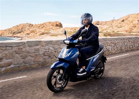 Motorrad Vergleich Peugeot Tweet 125 2024 Vs Yamaha Rayzr 2024