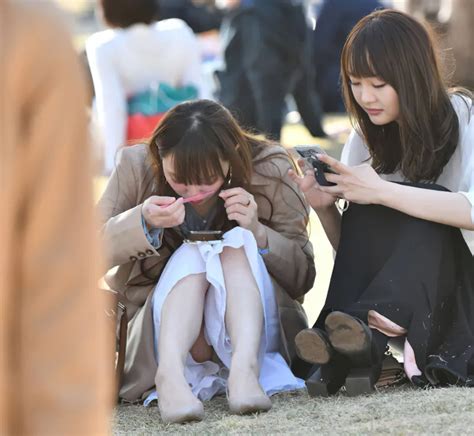 ロングスカート座りパンチラ画像69枚～公園や街で盗撮したお姉さんたちのパンツまとめ│エロ画像ぱんちらちゃんねる