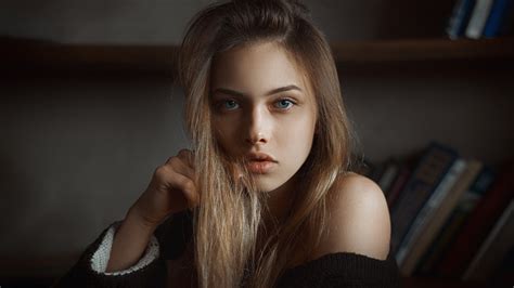 배경 화면 여자들 얼굴 초상화 파란 눈 서적 금발의 갈색 머리의 긴 머리 벌거 벗은 어깨 수분이 많은 입술