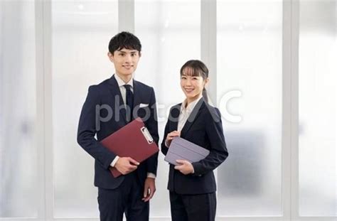 オフィスで立つ男女のビジネスパーソン No 29559163｜写真素材なら「写真ac」無料（フリー）ダウンロードok
