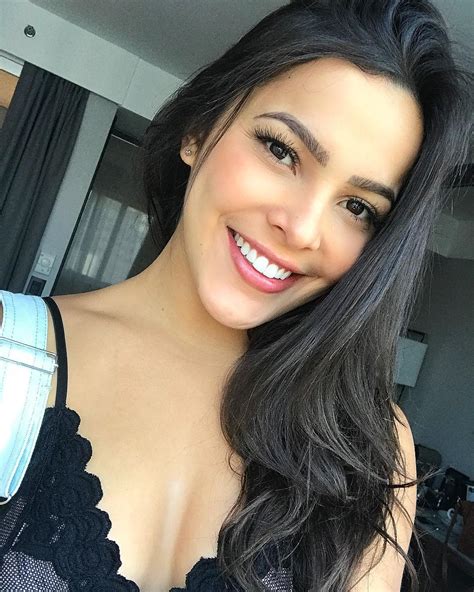 Emilly Araújo Posta Foto Sensual E Detalhe Curioso Chama Atenção Capricho
