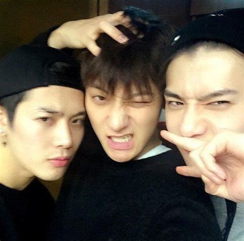 Got7s Jackson Huddles Up With Exos Tao And Sehun For Cute Selca