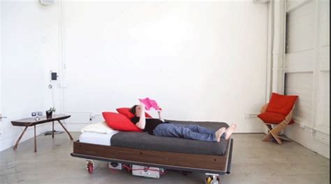 una cama robot que se mueve autonomamente
