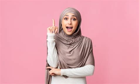 Arabiska Kvinnor I Hijab Som Pekar Ut Fingrar Har En Aning
