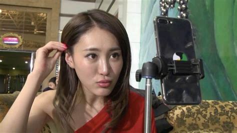 [b あとで読む] 28歳女優が私生活をネットに生中継するワケ