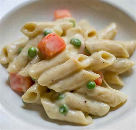 Pâtes à La Sauce Blanche Et Légumes Plat Pour Votre Dîner Ce Soir