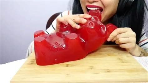 ASMR EATING SOUND. worlds largest gummy bear 🐻 •Follow me @sasittubee ...