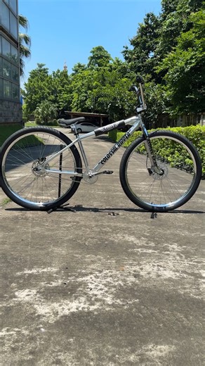 The world’ first 32” BMX bike! This is the bike that you didn’t know that you needed until now. The 32” Colossal Ripper is hitting the market VERY soon and it’s coming out of the gate swinging with two color options. The Classic SE Blue bike has a unique cracked pattern in the decals, padset, and seat fabric. And the High Polish bike is paired with shiny chrome parts and splashes of black—straight classic! And don’t just think that we simply slapped some 32” wheels on the Big Ripper. This is a c