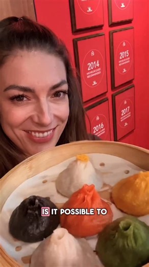 A Michelin guide must-try in New York City 🥟 I finally visited Nan Xiang Soup Dumplings 🙌🏻 If you are searching for the best dumplings in New York, this spot is going straight to the top of your list ⭐️ Silky dough, rich broth, that perfect bite... 😋 This is what dreams are made of. If you love soup dumplings as much as I do, this place in New York City is a MUST! 📍K-Town in Manhattan Would you try these dumplings on your next NYC trip❓Let me know how you like these NYC food reviews so far 