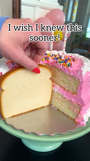 Keep cake fresh! 🍰 Use bread slices on the cut cake ends to keep cake moist and prevent dry stale pieces! #cake #baking #easytips | Jeff & Lauren