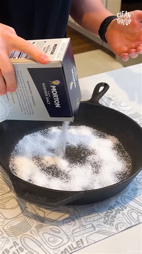 How to Clean and SEASON a CAST IRON Pan #Cleaning #Dishes #CastIronPans #SeasoningCastIron | Clean That Up