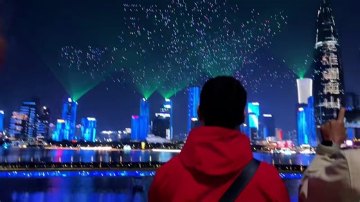 The light show at Shenzhen Bay Talent Park lit up the sky with drones that resemble twinkling stars illuminating the night sky, creating a romantic atmosphere. Source from:北慕摄影 | ShenzhenStory