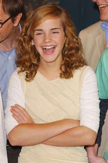 Before Harry Potter, Emma Watson didn’t dream of being an actress. She wanted to be a teacher or work in academia. Growing up in Oxford in the late 1990s, she loved learning, books, and school, and performed in plays just for fun. Acting was never the plan. Even after global fame, she stayed true to that passion by studying at Brown University and Oxford. Raised by academic parents, curiosity mattered more than fame. Emma’s journey from aspiring teacher to actress and UN advocate shows that path