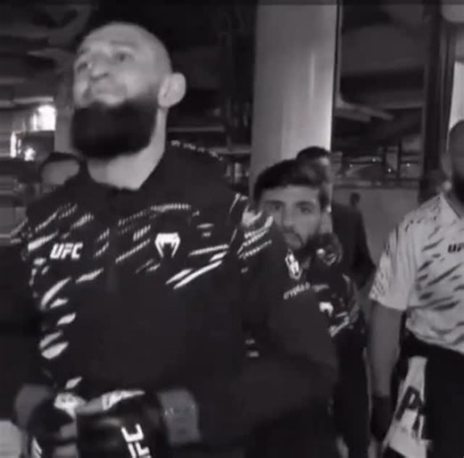 YFC on Instagram: "This chimpanzee can arguably pass a memory test faster than most humans. 🧠⚡ In controlled cognitive experiments, chimpanzees can memorize the exact position of numbers on a screen after seeing them for just a fraction of a second — then recall them flawlessly once the numbers disappear. Humans, even when trained, consistently struggle to match this performance. The reason is neurological. Chimpanzee brains are optimized for rapid visual processing and instant recall — an evol