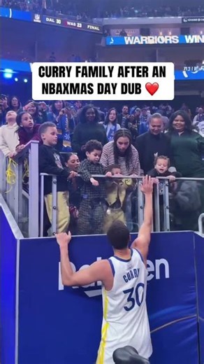 Sweet moment of Steph with family after a Warriors #NBAXmas win 🤩‼️